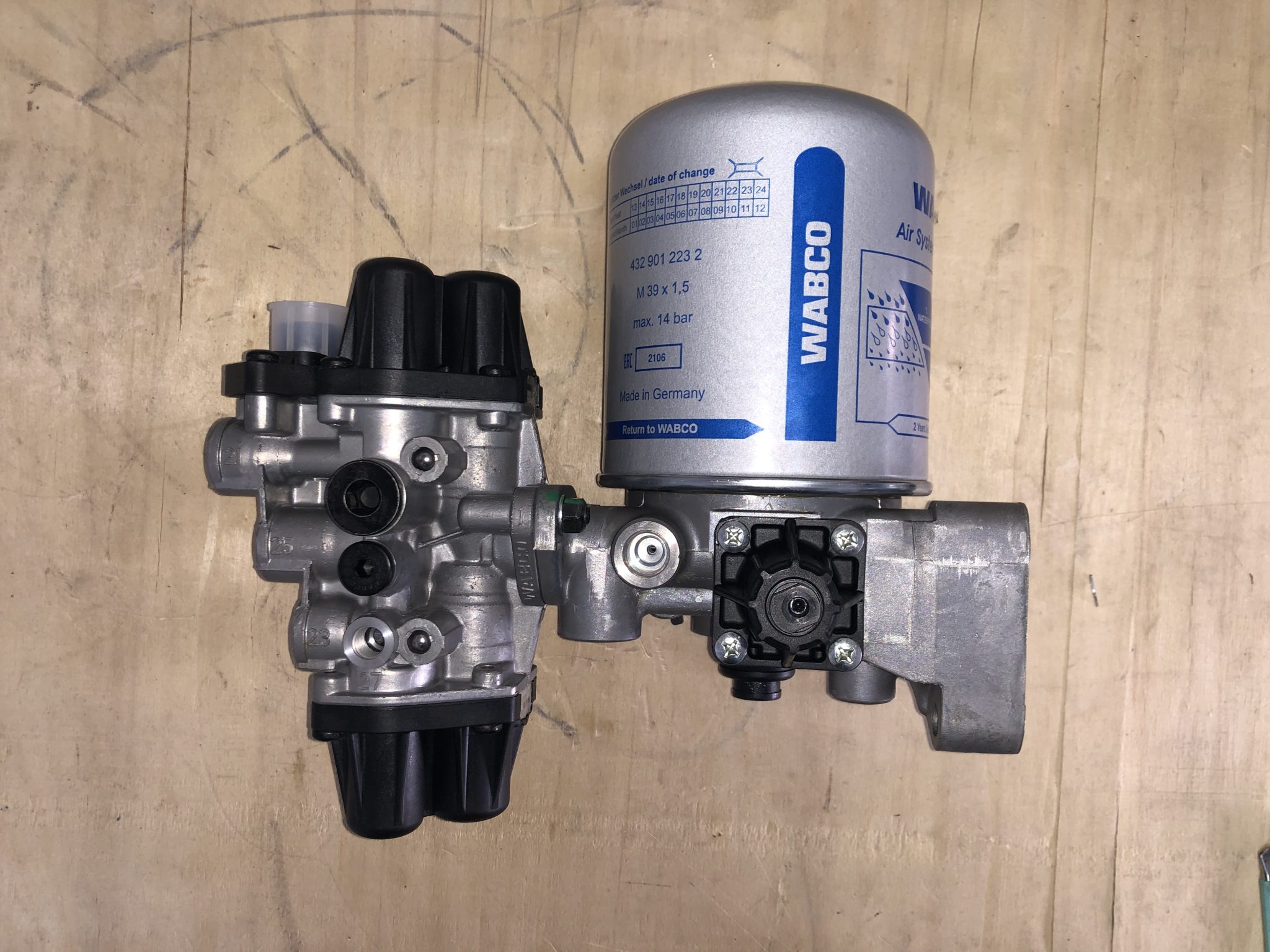9325001100 MERCEDES-BENZ ACTROSS AIR DRYER WITH 6 WAY VALVE WABCO ...